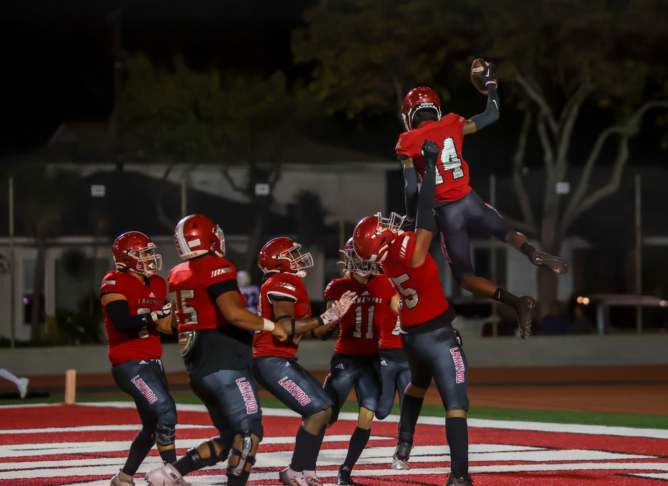 Football: Lakewood Beats Jordan In Key Playoff Matchup – The562.org