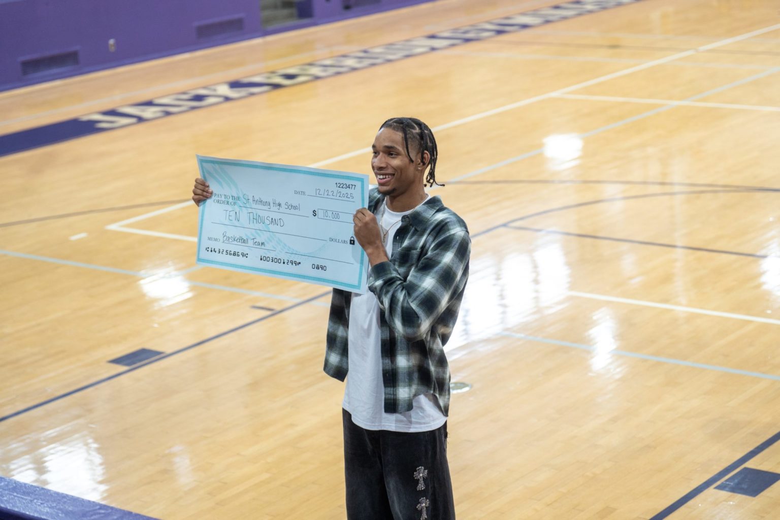 PHOTOS: Elijah Prices Makes St. Anthony Donation – The562.org