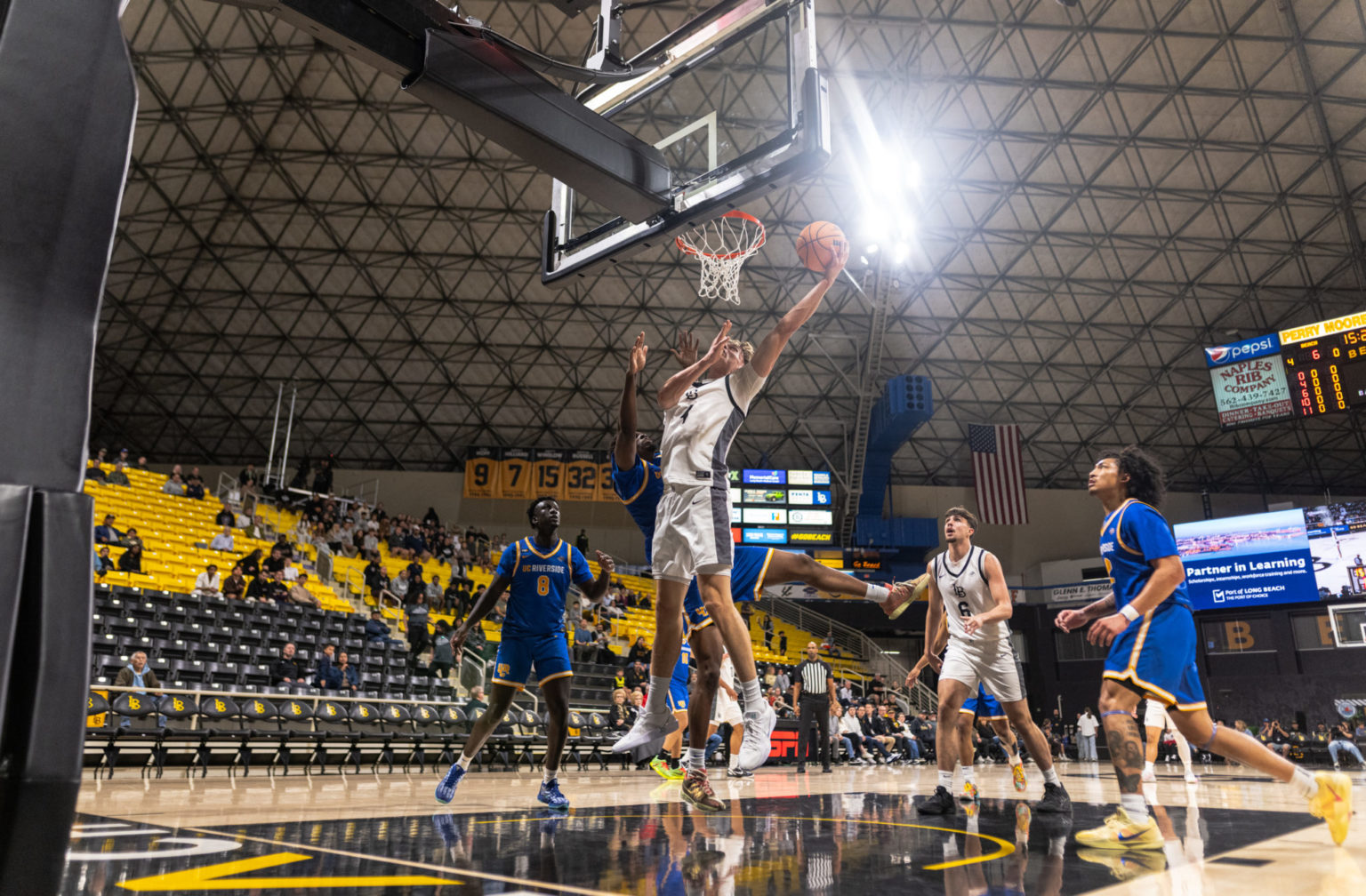 PHOTOS: Long Beach State Basketball Beats Riverside – The562.org